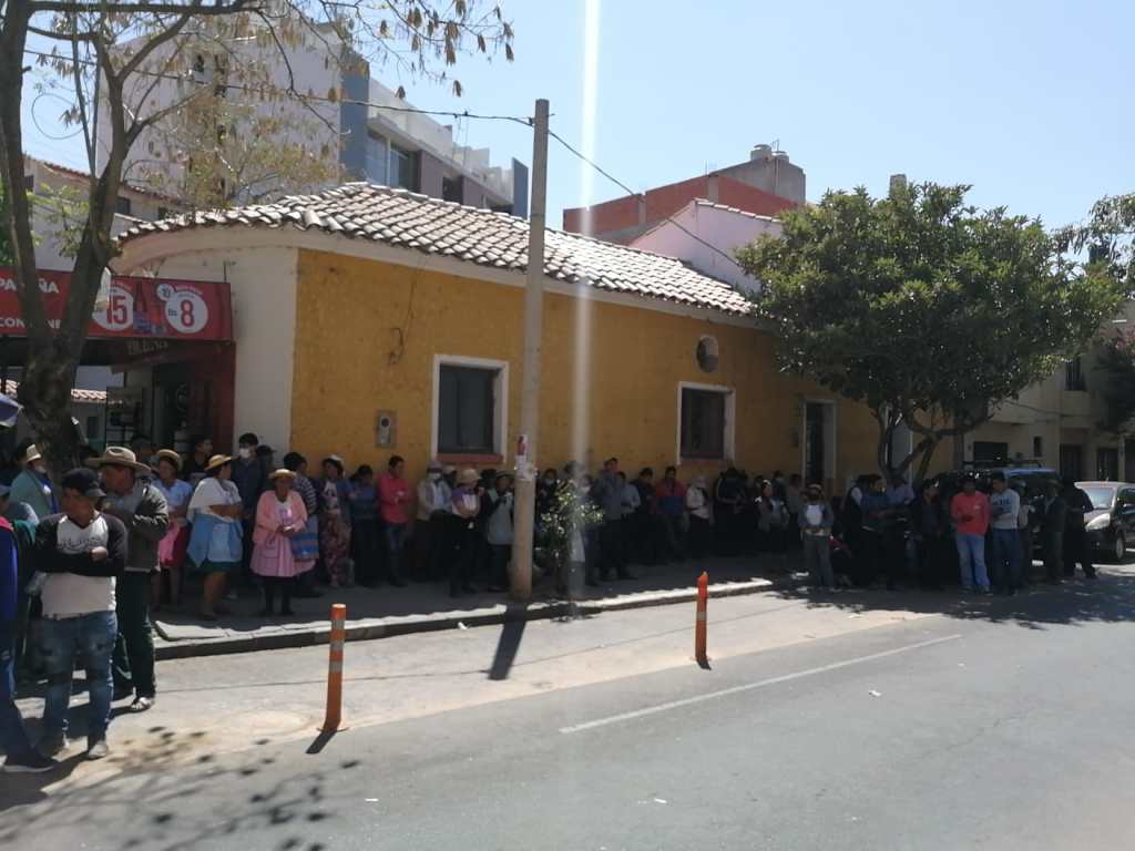 Comunarios de San Andrés protestan en afueras de las oficinas del INRA ...