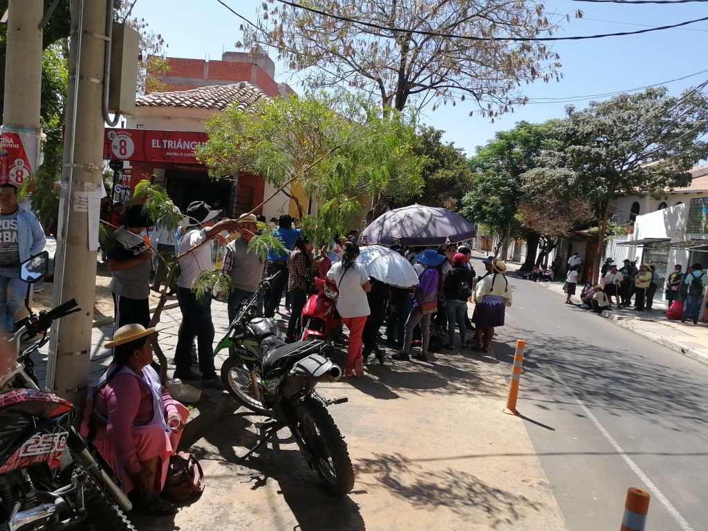 Comunarios de San Andrés protestan en afueras de las oficinas del INRA ...